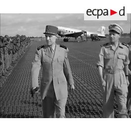 ImagesDéfense - Le général d'armée Paul Ely à Haiphong.