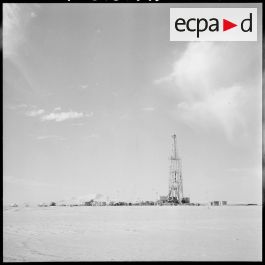 ImagesDéfense - Fort Flatters. Un puits de pétrole dans le désert du ...