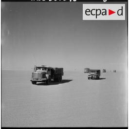 ImagesDéfense - Fort Flatters. Sahara. Convoi de camions.