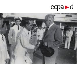 ImagesDéfense - M. Marius Moutet serre la main de M. Tran Van Ty ...