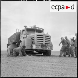 ImagesDéfense - Fort Flatters. Un camion de la Légion étrangère dans le ...