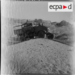 ImagesDéfense - Région d'El Hadjira. Essais de véhicules par la compagnie saharienne portée des ...