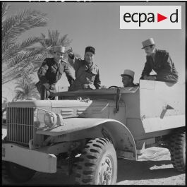 ImagesDéfense - Entre Fort Lallemand et Fort Flatters. Groupe de soldats.