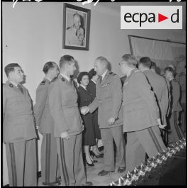 ImagesDéfense - Le général Allard s'entretient avec des officiers lors ...