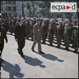 ImagesDéfense - Alger. Le général Allard passe les troupes en revue ...