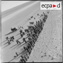 ImagesDéfense - Hassi-R'Mel. Les autorités assistent à la grande manoeuvre aéroportée du 1er ...