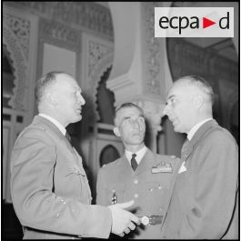 ImagesDéfense - Alger. Palais d'été. Le général Allard s'entretient ...