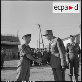 ImagesDéfense - Tipasa. Prise d'armes. Le général Allard serre la main ...
