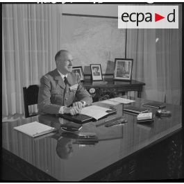 ImagesDéfense - Portrait du général Allard à son bureau.