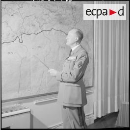 ImagesDéfense - Portrait du général Allard à son bureau.