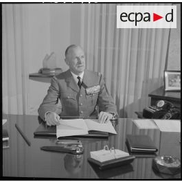 ImagesDéfense - Portrait du général Allard à son bureau.