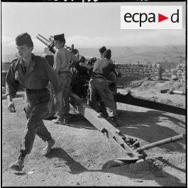 ImagesDéfense - Soldats sur une pièce de la deuxième batterie du 1/408e ...