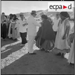 ImagesDéfense - Bou-Bernous. Remise de Burnous.