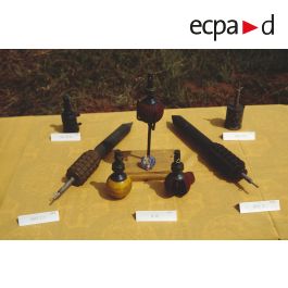 ImagesDéfense - Présentation de mines POMZ 2M et PMZ 2 (URSS) de ...