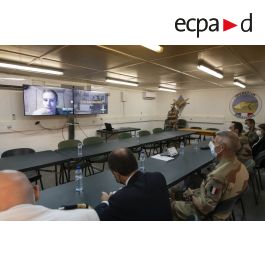 ImagesDéfense - Un officier du groupement tactique désert (GTD) Salamandre présente les ...