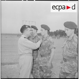 ImagesDéfense - Le général Gilles, commandant les troupes aéroportées ...