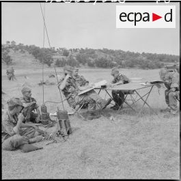 ImagesDéfense - Fouille d'un village Kabyle par le 13e régiment de ...