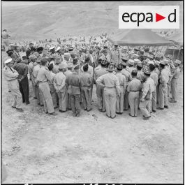 ImagesDéfense - Le général de Gaulle s'entretient avec des officiers à ...