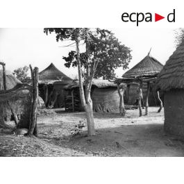 ImagesDéfense - République unie du Cameroun, 1963. Village, région de ...