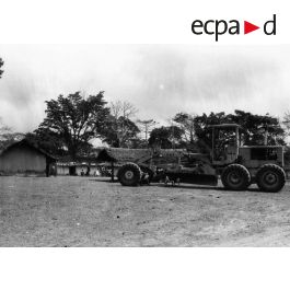 ImagesDéfense - République unie du Cameroun, Bélabo, 1970. Tracteur.