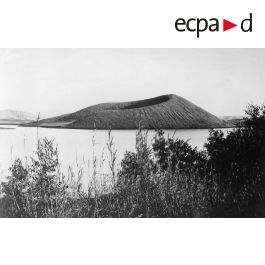 ImagesDéfense - 30.10.1945. Madagascar. Volcan du lac Itasy.