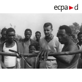ImagesDéfense - République rwandaise, 1970. Coopérant sur le marché.