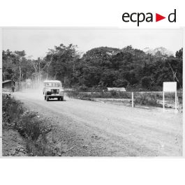 ImagesDéfense - République unie du Cameroun, 1970. Route à Bélabo.
