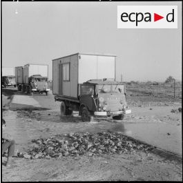 ImagesDéfense - Le convoi qui transporte des bâtiments mobiles meublés ...