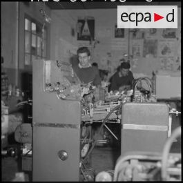ImagesDéfense - Les travailleurs de l'imprimerie du 5e bureau sur les ...
