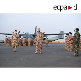 ImagesDéfense - Le général de division Marc Conruyt passe les troupes ...