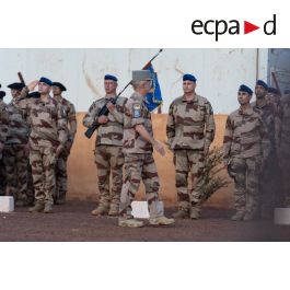 ImagesDéfense - Le général de division Marc Conruyt passe les troupes ...