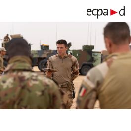 ImagesDéfense - Le capitaine Antoine, commandant d'unité, dirige un ...