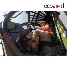 ImagesDéfense - Le caporal-chef Jonathan pilote un chariot Manitou sur ...