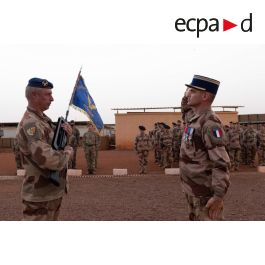 ImagesDéfense - Le lieutenant-colonel Raphael Le Flohic salue le fanion ...
