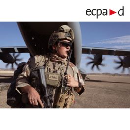 ImagesDéfense - Un guideur aérien tactique avancé (GATA) se coordonnne ...