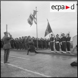 ImagesDéfense - Le général Coste salue le drapeau du 45e régiment de ...