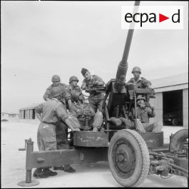 ImagesDéfense - Alger. 411e régiment anti-aérien (RAA). Entraînement ...