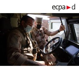 ImagesDéfense - Présentation de la cabine de pilotage d'un véhicule ...