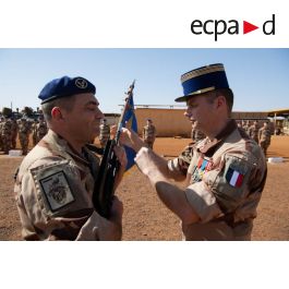 ImagesDéfense - Le colonel Jérôme Statucki remet le fanion du ...