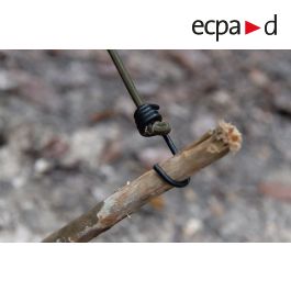 ImagesDéfense - Détail d'un piquet de tente pour la construction d'un ...