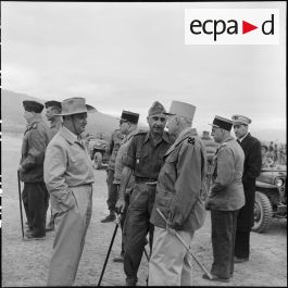 ImagesDéfense - Le colonel de Castries en conversation avec le général ...