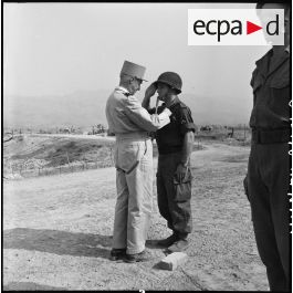 ImagesDéfense - Le général Navarre remet la Médaille militaire au ...