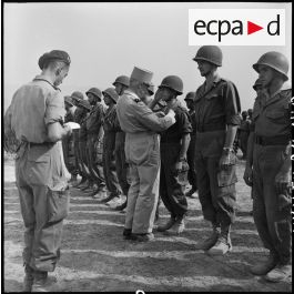 ImagesDéfense - Le général Navarre, commandant en chef en Indochine ...