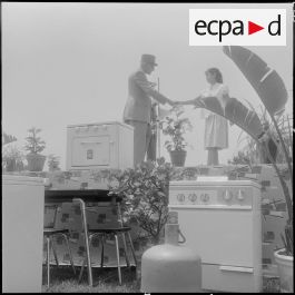 ImagesDéfense - Le général Dunoyer de Segonzac, félicite une concurrente.