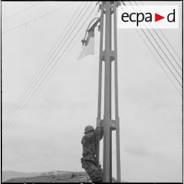ImagesDéfense - Alger. Belcourt. Un soldat grimpe sur un poteau ...