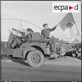ImagesDéfense - Bône. Manifestations. Un soldat agite le drapeau du ...