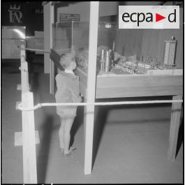 ImagesDéfense - Inauguration de la foire exposition d'Oran. Un enfant ...
