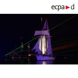 ImagesDéfense - Parade navale nocturne. La goélette à hunier Etoile ...