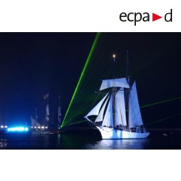 ImagesDéfense - Parade navale nocturne. La goélette à hunier Belle ...