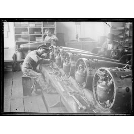 ImagesDéfense - Toulon. Atelier de torpilles. Flotteur arrière prêt à ...